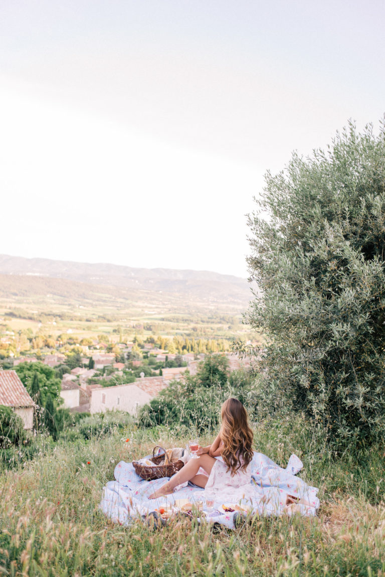 Sunset Picnic in Saint-Saturnin-lès-Apt - Julia Berolzheimer