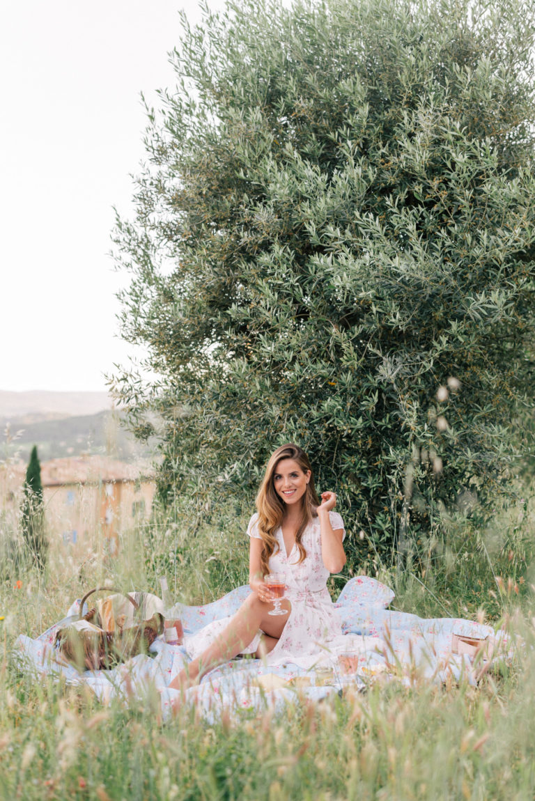 Sunset Picnic in Saint-Saturnin-lès-Apt - Julia Berolzheimer